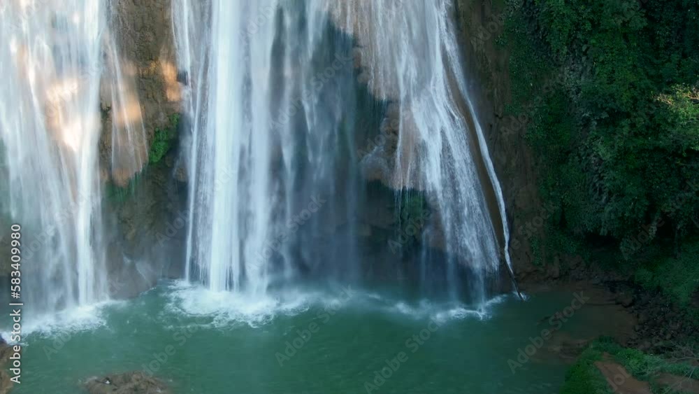 Vidéo Stock Water plunging into a natural pool from the Dat Taw Gyaint ...