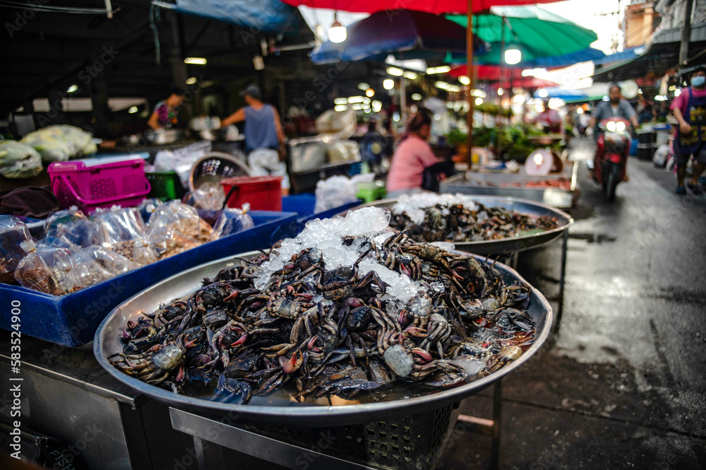 Foto de Black crabs are frozen in trays and sold at local fresh markets. Baan Naklua, Pattaya ...