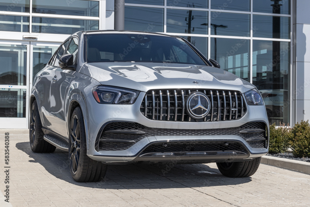 Foto de Mercedes-Benz AMG GLE 53 4MATIC Coupe display. Mercedes offers ...