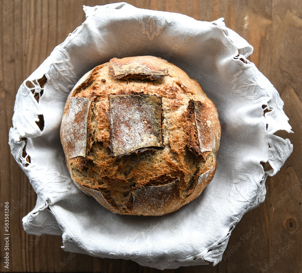 Pain rond rond dans une corbeille avec un tissu brodé Stock Photo ...