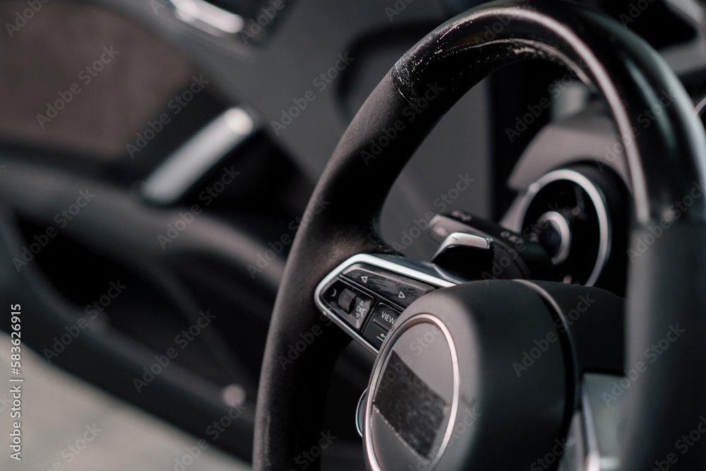 Foto de Worker cleans steering wheel professional brush and clout of ...