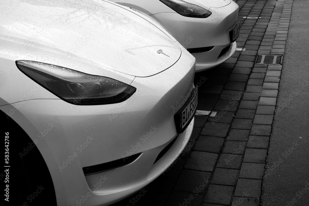 Tesla Model 3 Flotte in Weiß bei Regenwetter am 21.03.2023 im Lenkwerk ...