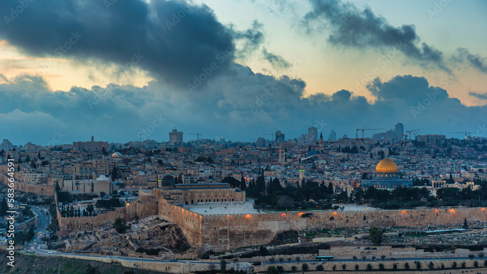 Foto de Jerusalem panorama with Temple Mount, Al-Aqsa Mosque and Dome of the Rock do Stock ...