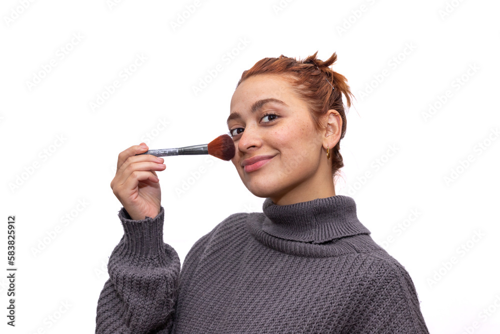 mujer joven utilizando brocha de maquillaje. Fondo Blanco. Stock Photo ...