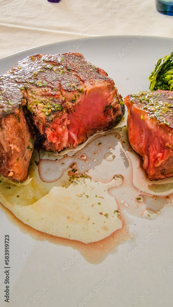 Fotka „Filetto di manzo cotto al sangue condito con burro fuso ...