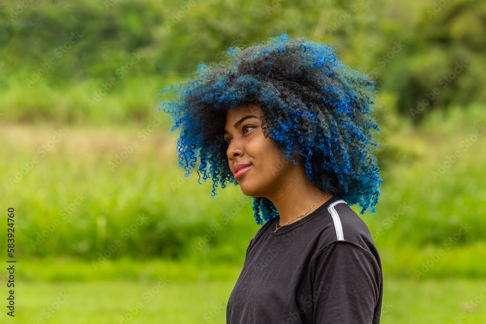 Fotka „Foto de uma jovem negra com cabelos afro, pintados de azul, com ...