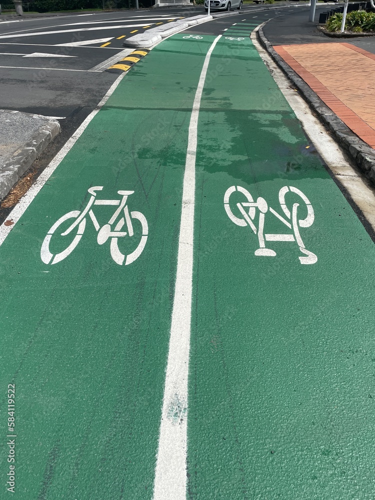 Foto Stock Urban cycle route is painted in green with white bicycle ...