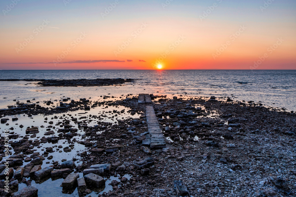 bellissimo tramonto sul mare e l'antico porto greco romano di Torre Ovo ...