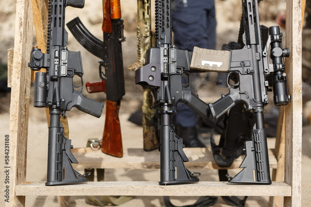 Foto de Modern American assault rifle equipped with magniers and ...