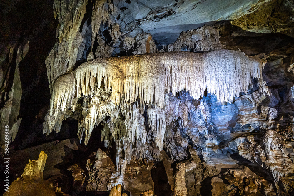 Foto de Limestone cave of stalactite and stalagmite formations, Gruta ...