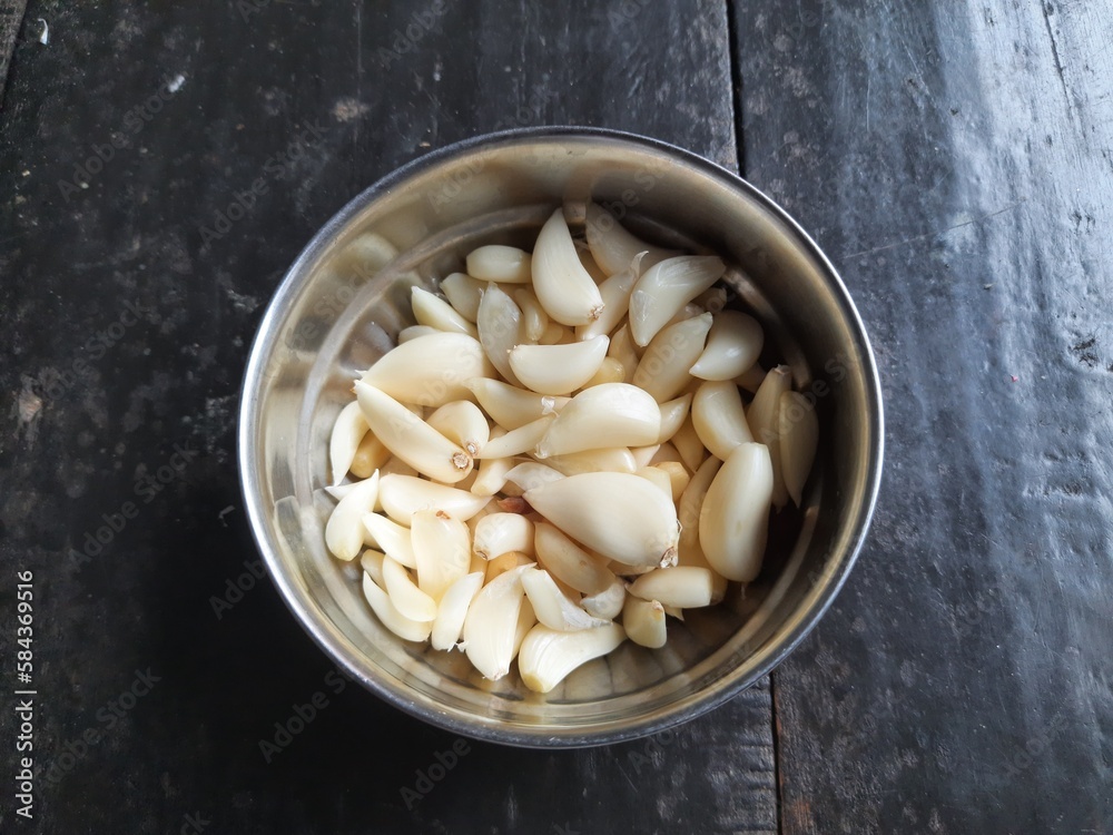 Garlic (Allium sativum) is a species in the onion genus, Allium. has ...