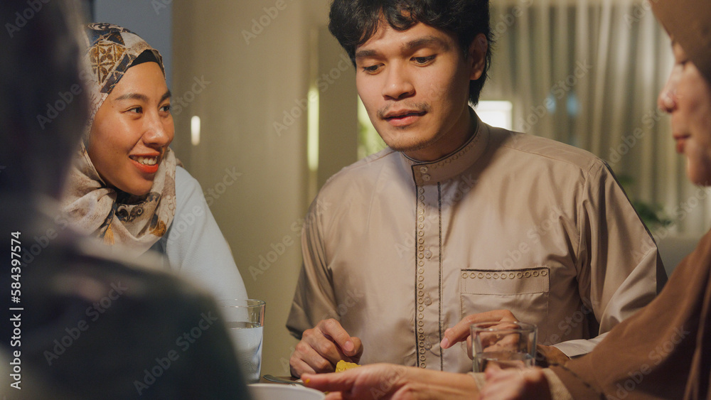 Happy Asia muslim parent and their kids Ramadan dinner together in ...