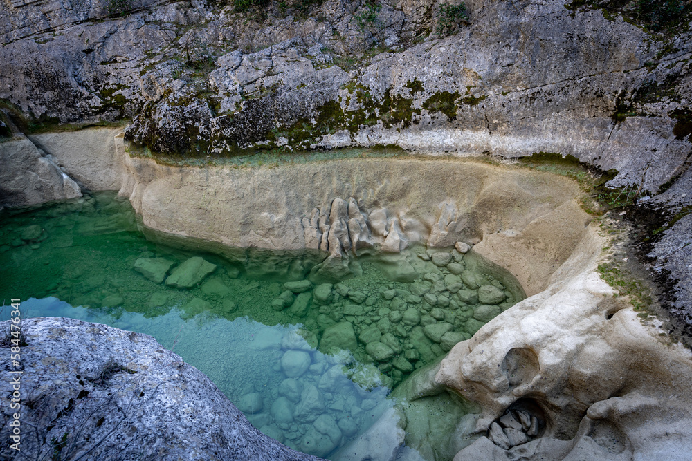 piscine naturelle verte au fond d'un ravin créée par la sécheresse ...