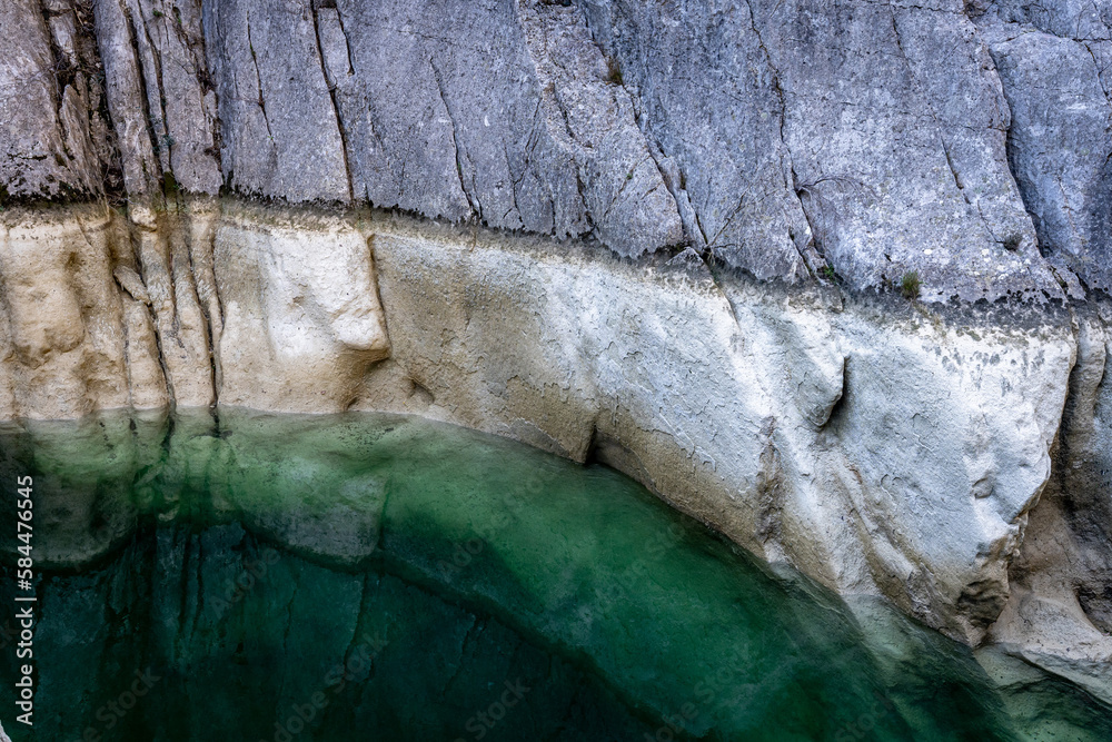 les strates colorées sur la paroie d'un canyon des différents niveaux d ...
