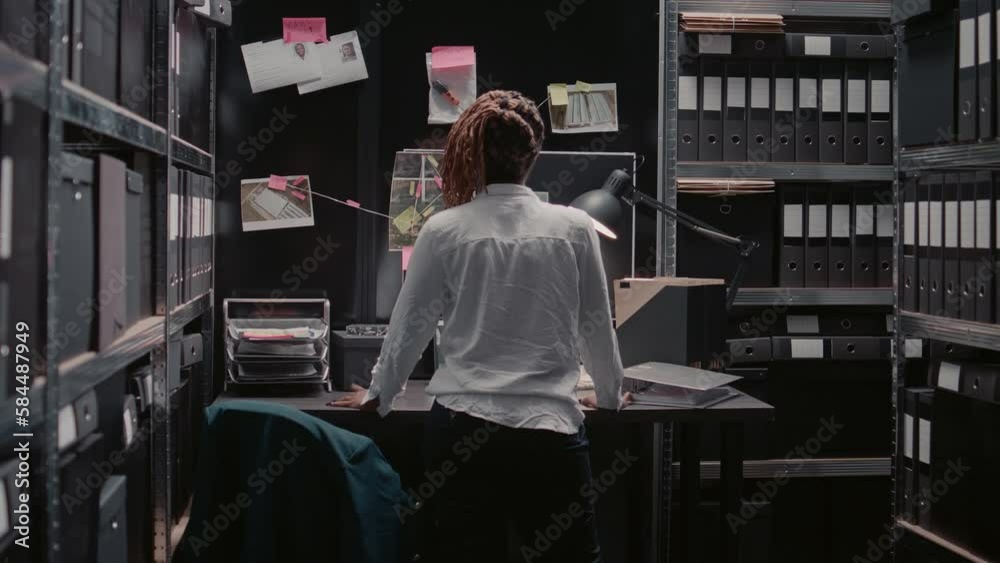 Vidéo Stock Law agency detective reading criminal records in archive ...