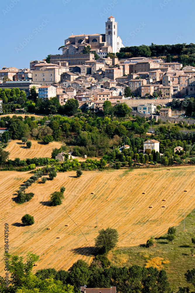 Foto de Fermo. Veduta della città con la Cattedrale di Santa Maria ...