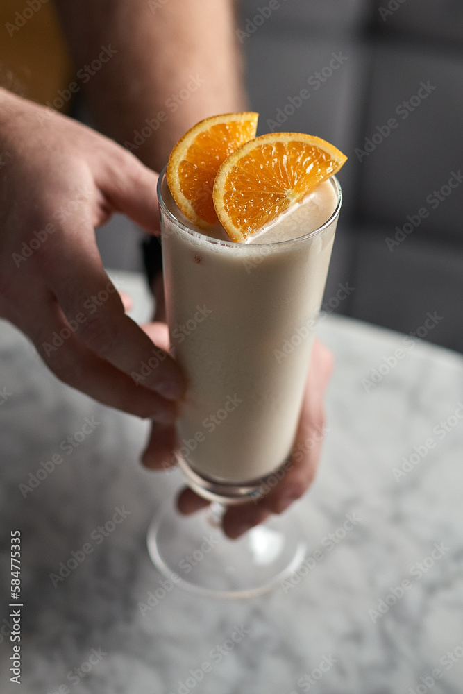 Foto de Creamy mocktail. Cold non-alcoholic cocktail with lemon juice ...