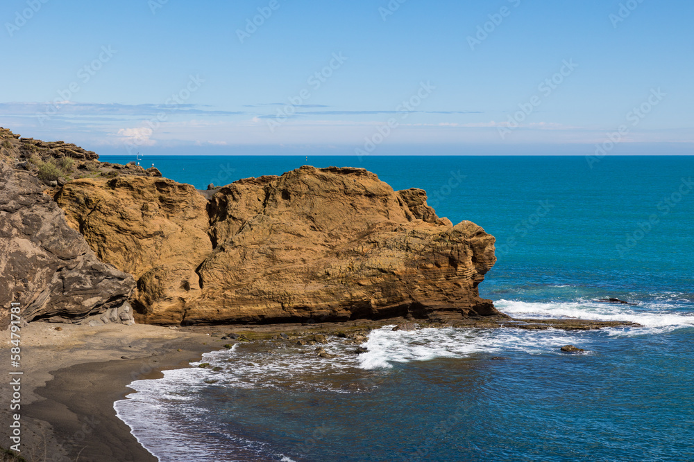 Plage de sable noir et falaises volcaniques du Cap d'Agde Stock Photo ...