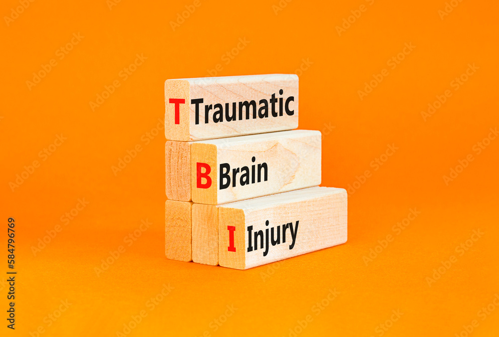 Foto de TBI traumatic brain injury symbol. Concept words TBI traumatic brain injury on wooden ...