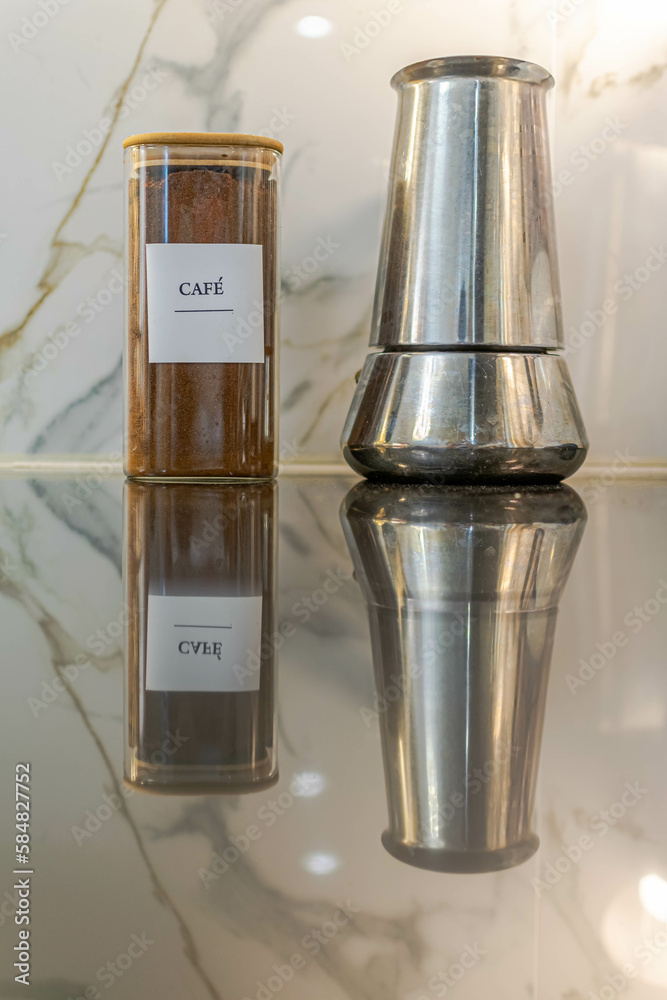 Foto de Italian coffee maker and a glass coffee jar with a wooden cap ...