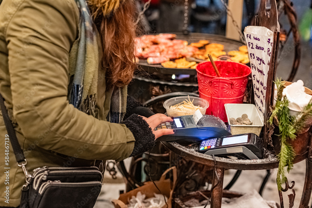 street food merchant accepts payment via pos terminal in winter Stock ...