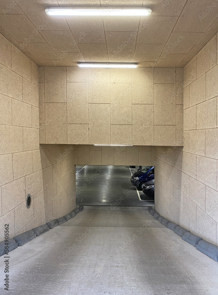 Foto de slope into parking garage do Stock | Adobe Stock
