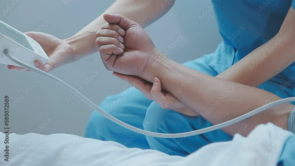 Female doctors recommend patients using chemotherapy as a way to help ...