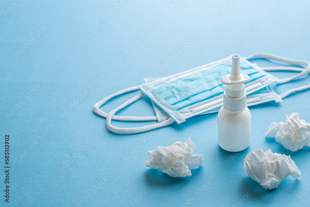点鼻薬とマスク 風邪や花粉症のイメージ写真水色背景 foto de Stock | Adobe Stock