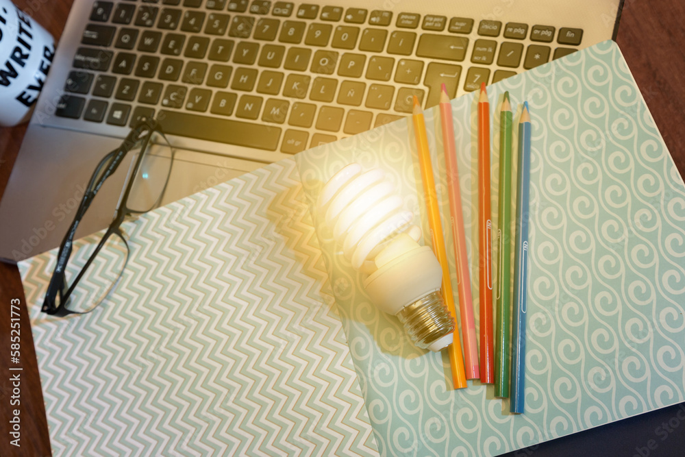 Foto de FOCO ENCENDIDO EN EL CENTRO DE UNA PANTALLA DE UN PORTÁTIL Y ...