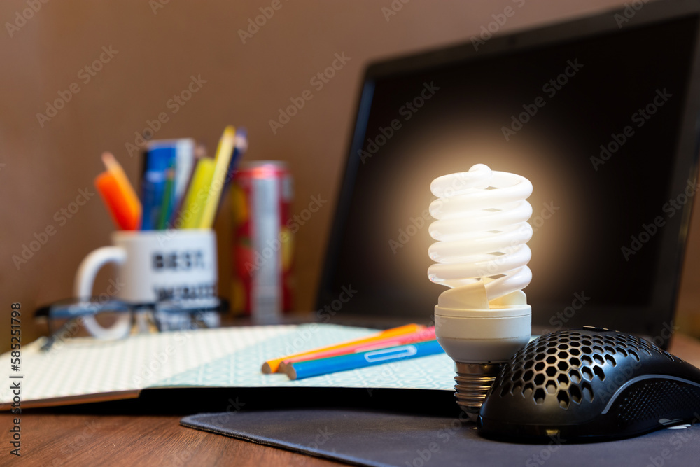Foto de FOCO ENCENDIDO EN EL CENTRO DE UNA PANTALLA DE UN PORTÁTIL Y ...