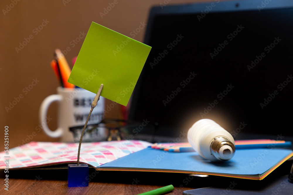 FOCO ENCENDIDO EN EL CENTRO DE UNA PANTALLA DE UN PORTÁTIL Y ENCIMA DE ...