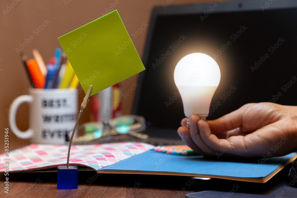 Foto de FOCO ENCENDIDO EN EL CENTRO DE UNA PANTALLA DE UN PORTÁTIL Y ...