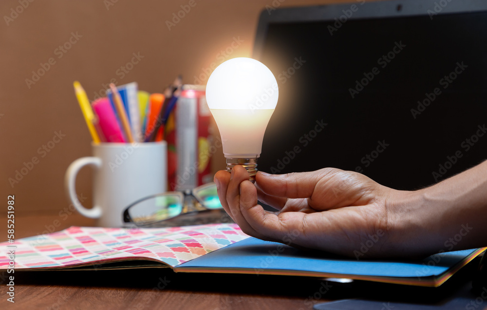 FOCO ENCENDIDO EN EL CENTRO DE UNA PANTALLA DE UN PORTÁTIL Y ENCIMA DE ...