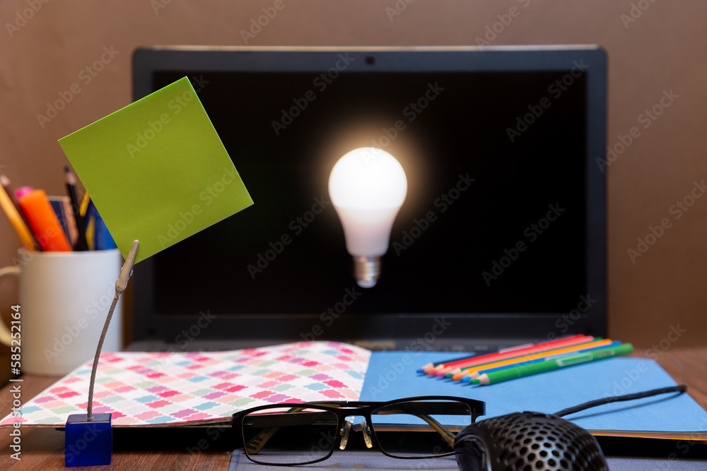 Foto de FOCO ENCENDIDO EN EL CENTRO DE UNA PANTALLA DE UN PORTÁTIL Y ...