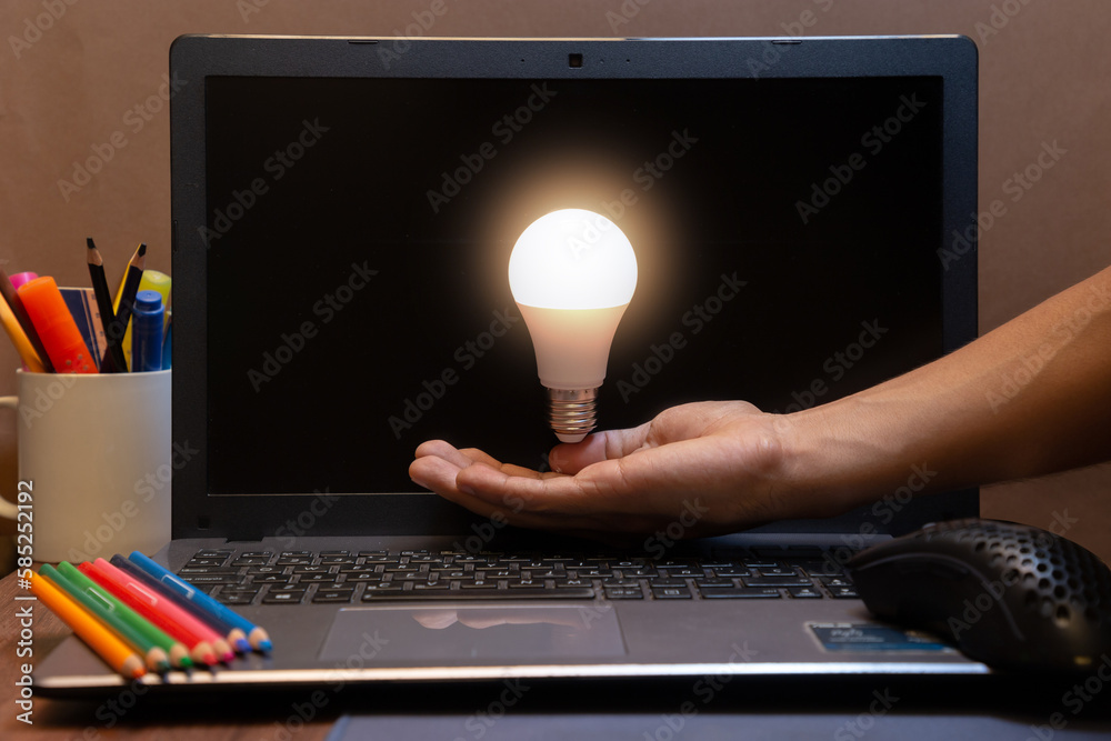 FOCO ENCENDIDO EN EL CENTRO DE UNA PANTALLA DE UN PORTÁTIL Y ENCIMA DE ...