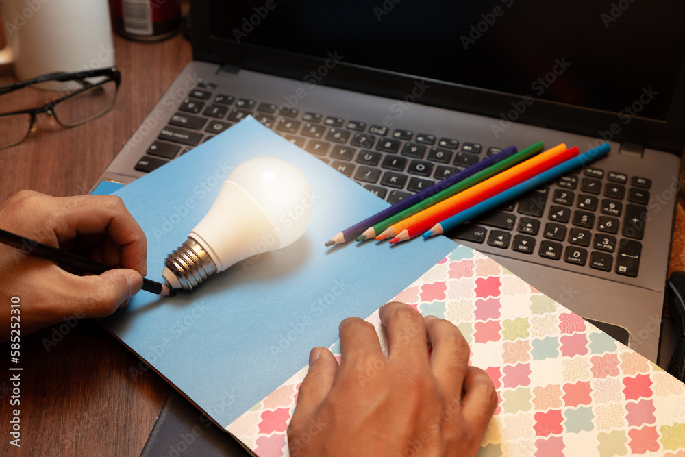 FOCO ENCENDIDO EN EL CENTRO DE UNA PANTALLA DE UN PORTÁTIL Y ENCIMA DE ...