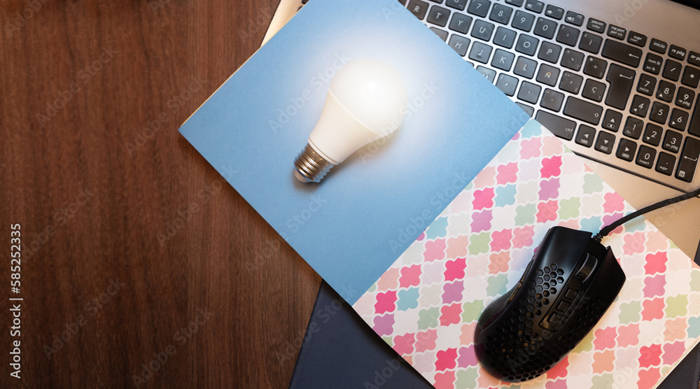 FOCO ENCENDIDO EN EL CENTRO DE UNA PANTALLA DE UN PORTÁTIL Y ENCIMA DE ...