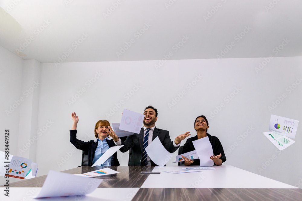 Foto de Teamwork business people throw papers and documents fly in air ...