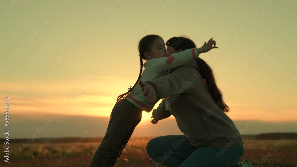 Vídeo do Stock: Happy family hugging in front of sun. Carefree ...