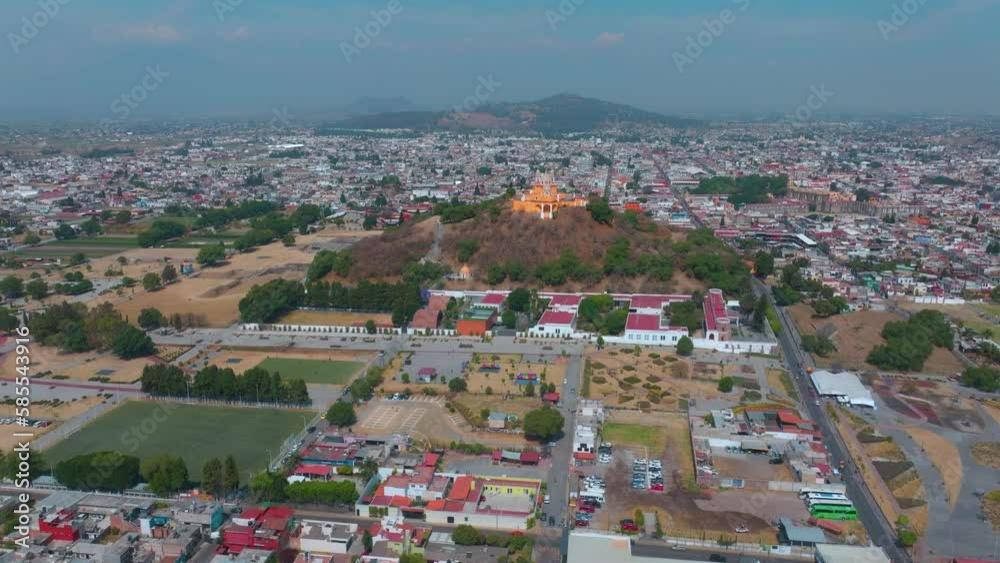 Paneo lejano Gran Pirámide de Cholula y Parque Stock ビデオ | Adobe Stock