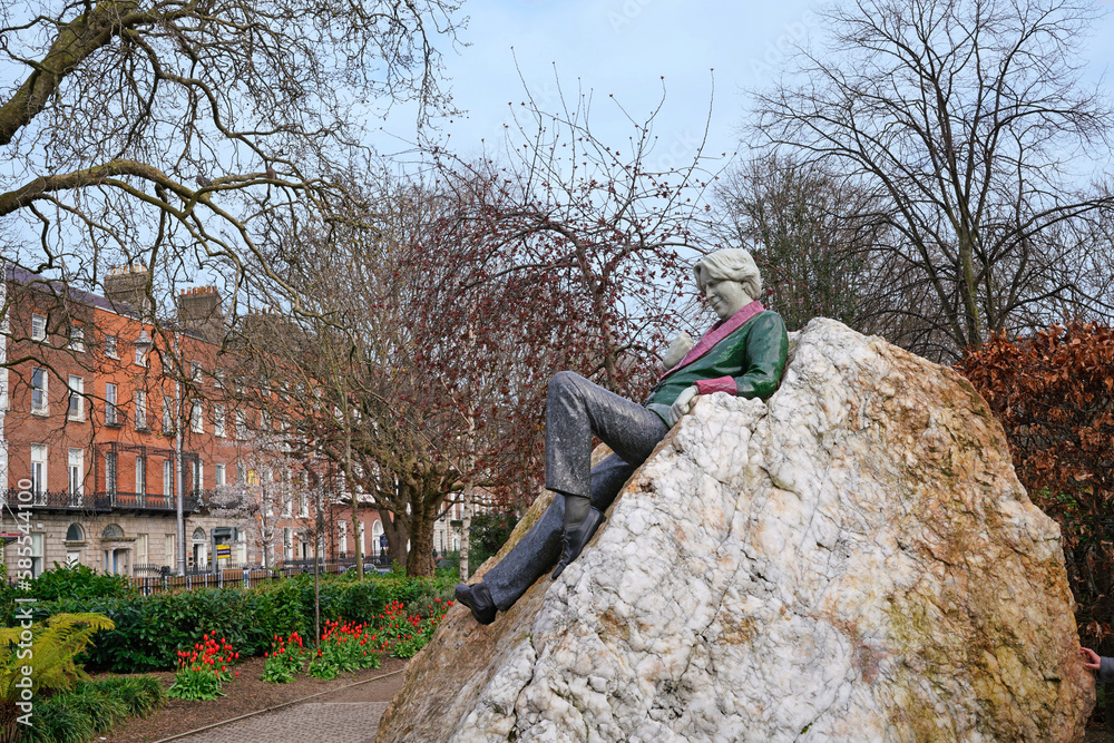 Memorial Statue of Oscar Wilde by Danny Osborne, lounging on a rock in ...