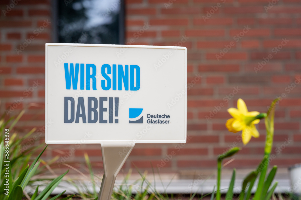 Schild mit der Aufschrift 'Wir sind dabei, Deutsche Glasfaser' vor ...