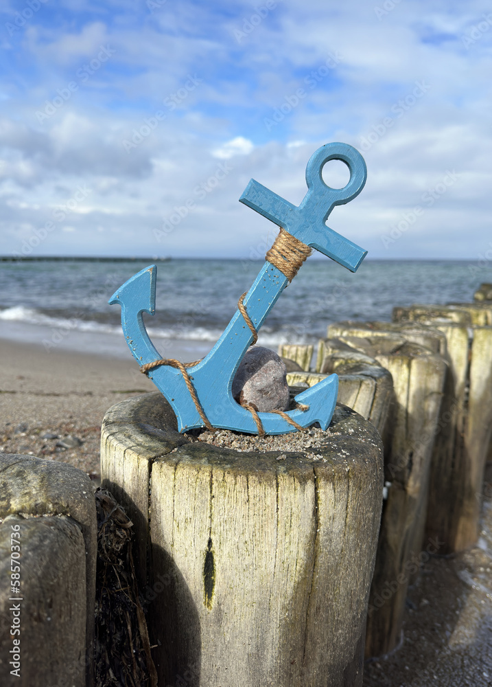 blauer Anker steht auf den Buhnen an der Ostsee am Strand Stock Photo ...