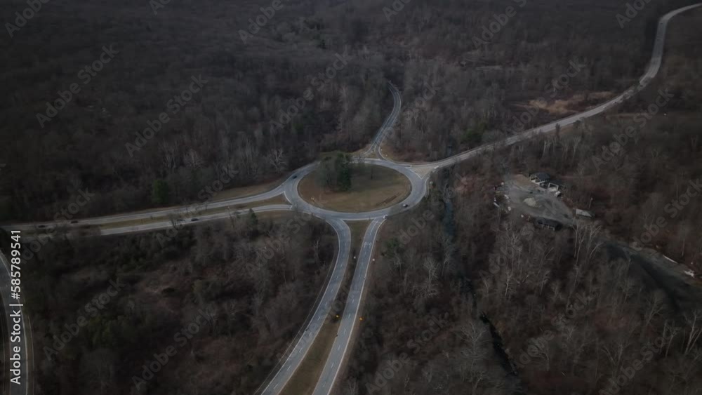 Stockvideon An aerial view of a roundabout with dry grass and trees in ...