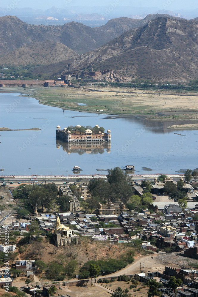 Foto de Paisaje con el palacio de Jal Mahal en medio del lago Man Sagar ...