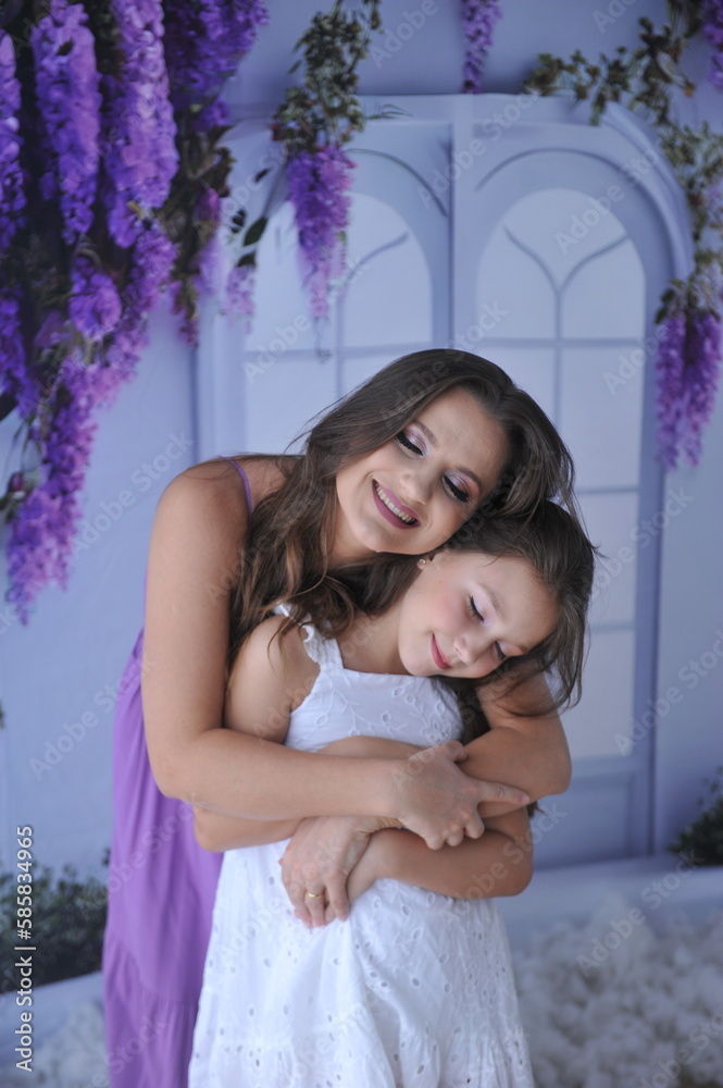 mãe e filha se abraçam em um retrato para o dia das mães em casa como ...
