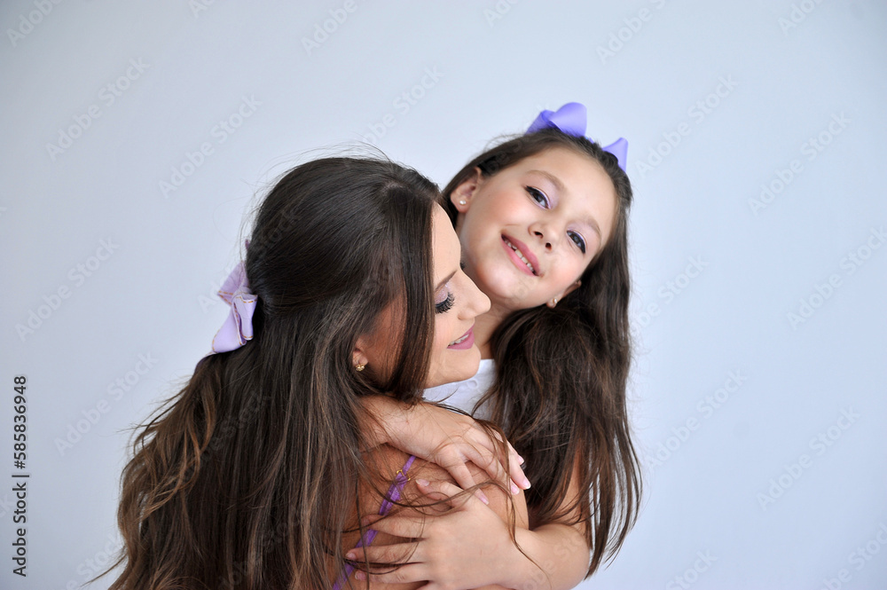 mãe e filha se abraçam em um retrato para o dia das mães em casa como ...