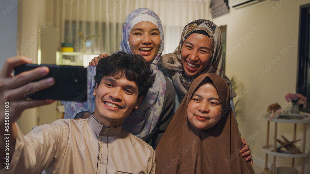 Happy Asian muslim family greeting celebrate long distance with cousin ...