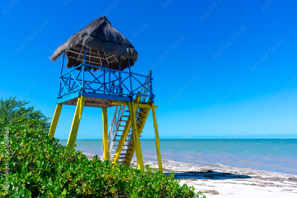 Foto de Playa de San Crisanto en Yucatán, torre de salvavidas azul y ...