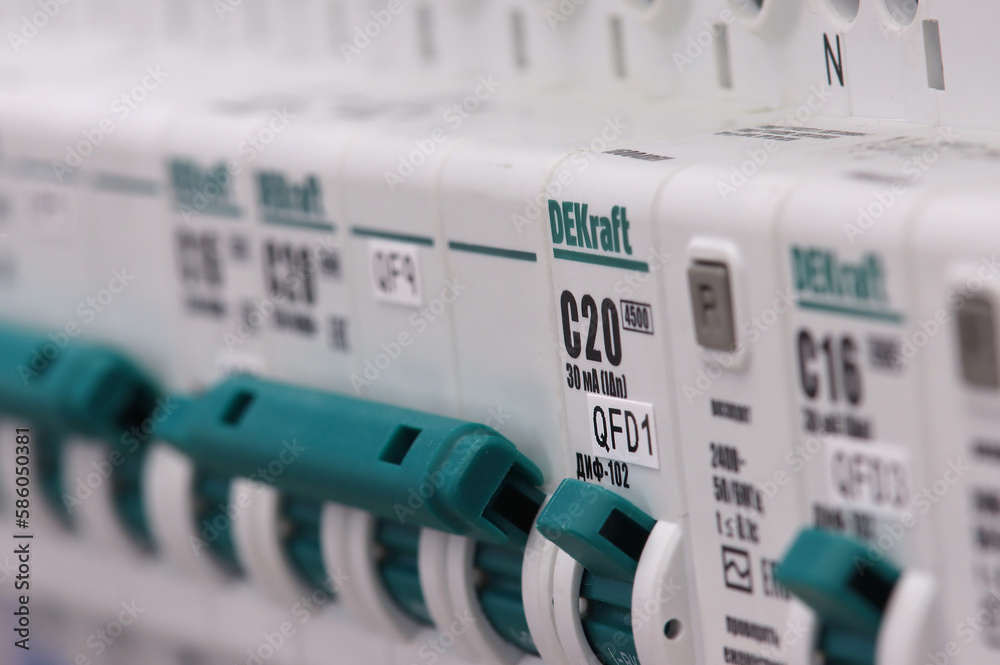 DEKraft automatic current switches for protection of electrical loads ...